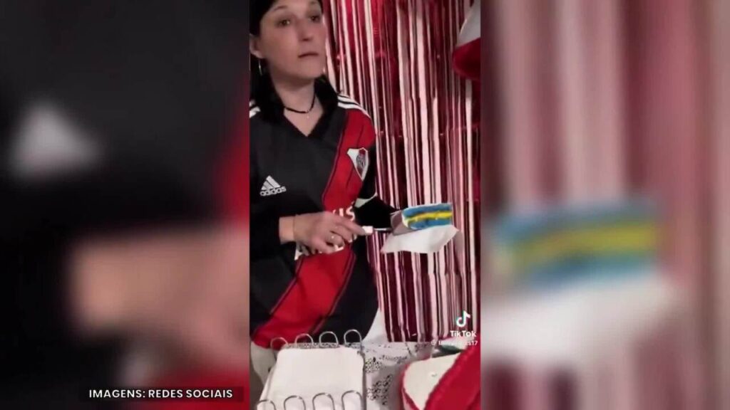 Torcedora do River ganha bolo de aniversário com as cores do Boca ...