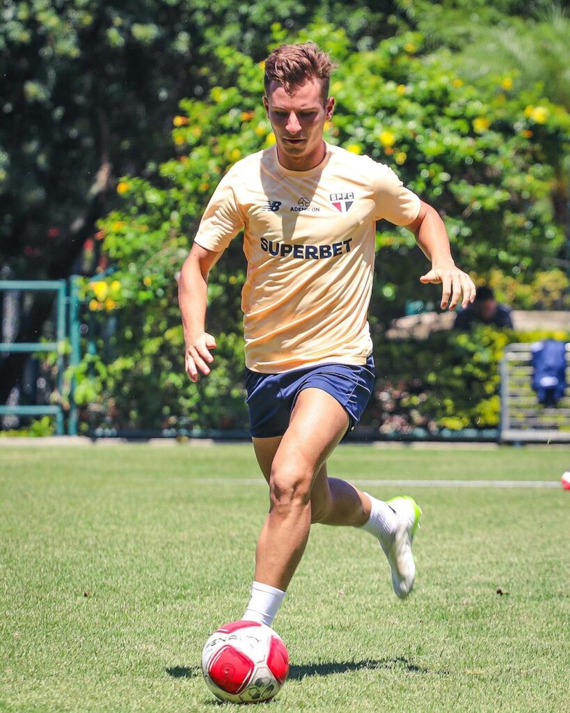 Escalação do São Paulo: Lucas volta a treinar com o grupo e deve ...