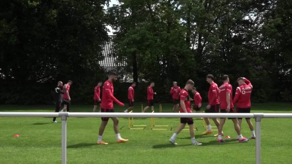 Sylvinho comanda treino da Albânia após empate heroico contra a Croácia ...
