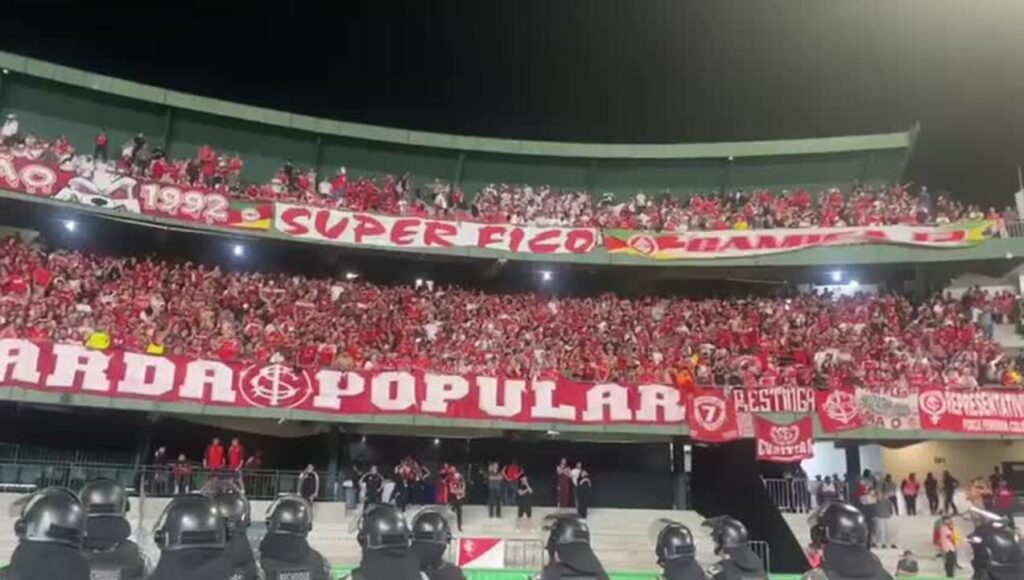 Torcida do Inter comemora vitória diante do Grêmio no Couto Pereira ...
