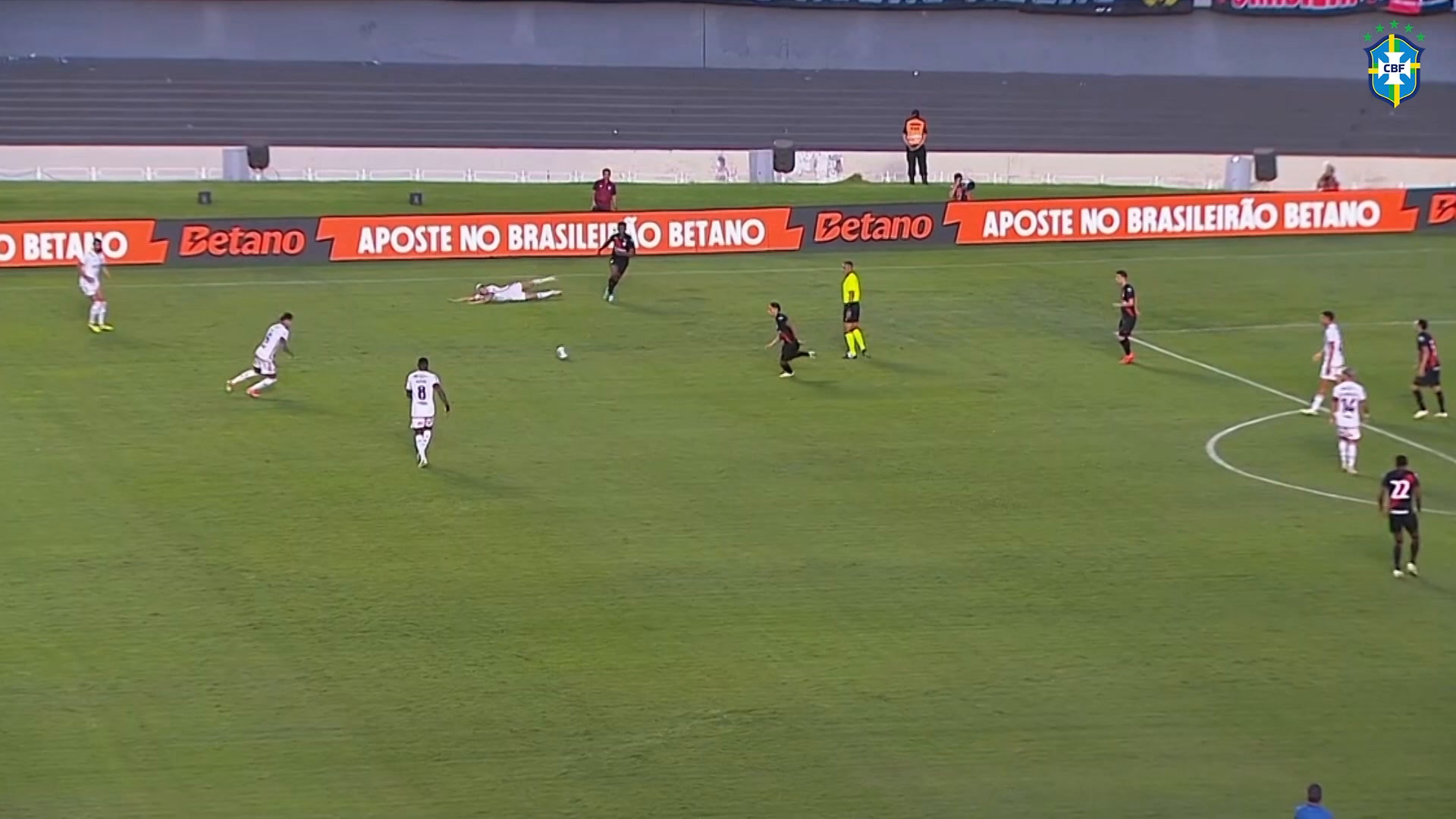 Análise do VAR: Pênalti para o Flamengo em Bruno Henrique e expulsão de ...