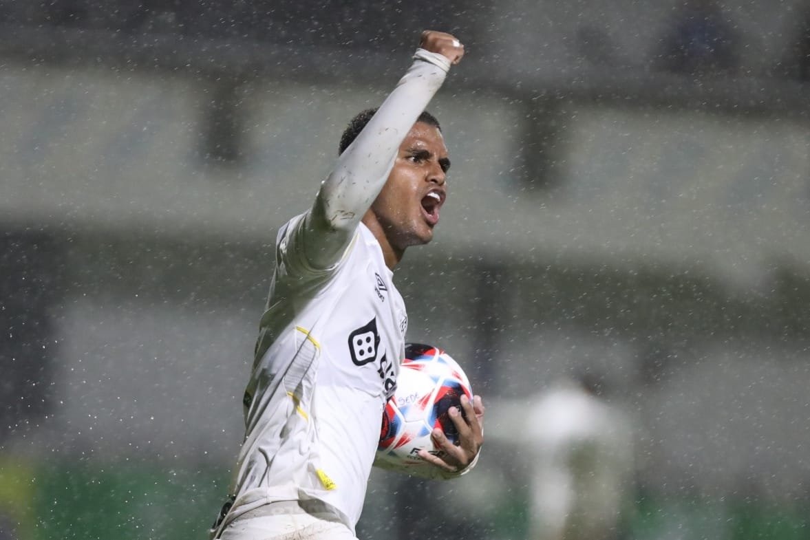 Com dois de Enzo Monteiro, Santos bate Remo de virada e estreia na ...