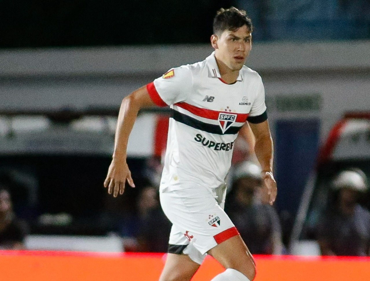 Ferraresi supera grave lesão e volta a ser titular do São Paulo após ...