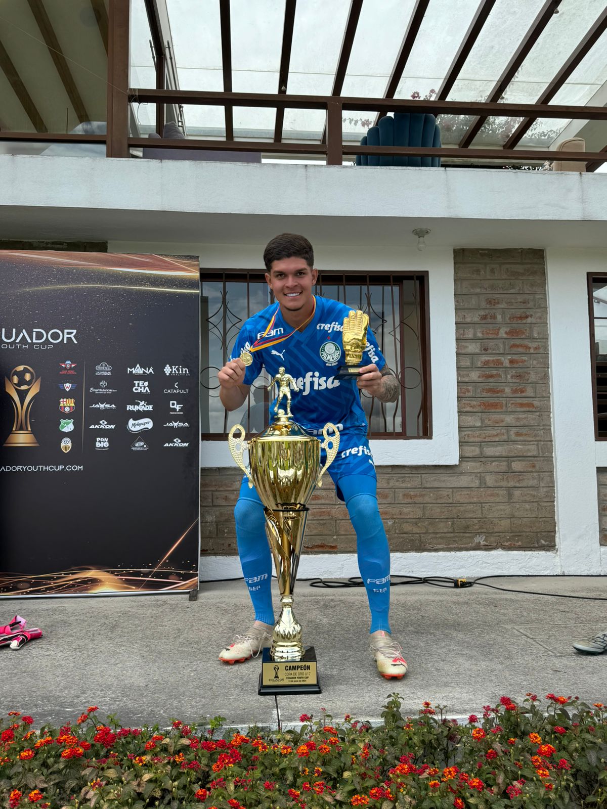 Kauan Lima comemora prêmio de melhor goleiro em torneio no Equador pelo Palmeiras sub-17 ...