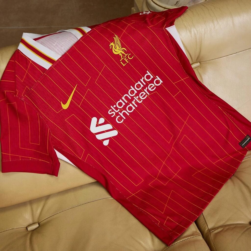 Novo manto! Liverpool divulga novo uniforme para próxima temporada ...