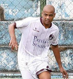 Gil faz quatro vezes em goleada do Juventus e ganha 60 esfihas - Gazeta ...