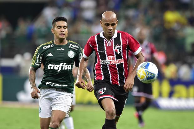 Só faltou chapéu: Dudu cava expulsão, dá passe e até vira "mochila ...