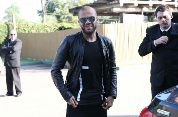 Daniel Alves chega a Viamão e se apresenta à Seleção Brasileira ...