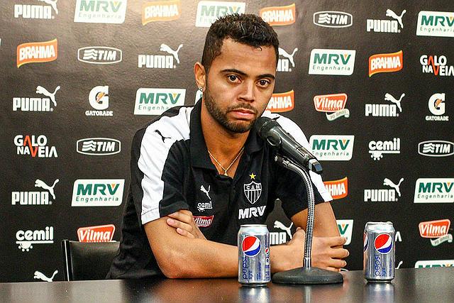 Prestes a fazer o sétimo jogo, Rafael Carioca quer continuar no Galo ...