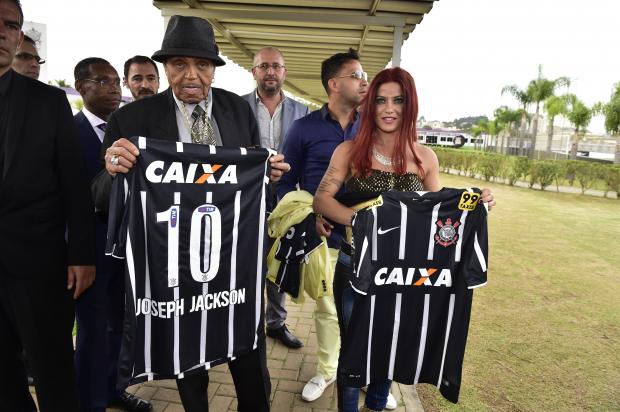 Corinthians recebe visita de pai de Michael Jackson em treino - Gazeta ...