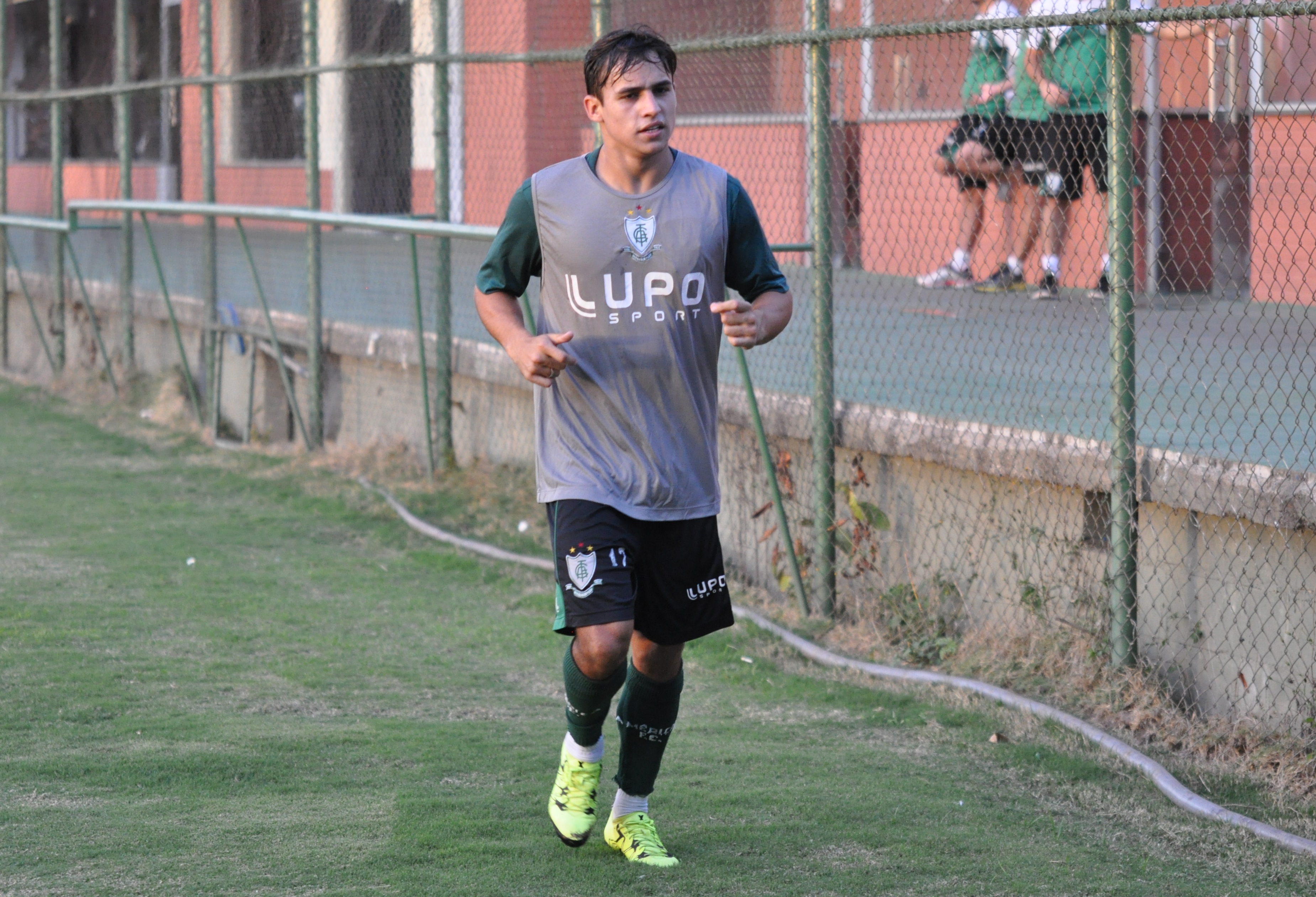 Recuperado de lesão, Xavier volta à lateral esquerda do América-MG ...