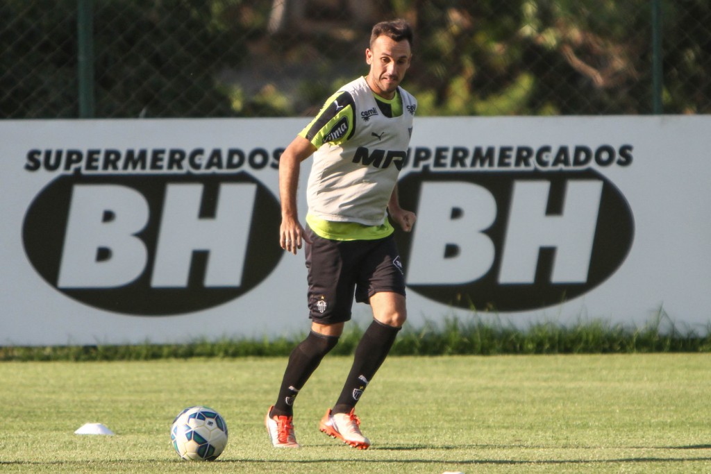 Utilizado pelos lados, Thiago Ribeiro quer jogar mais próximo do gol ...