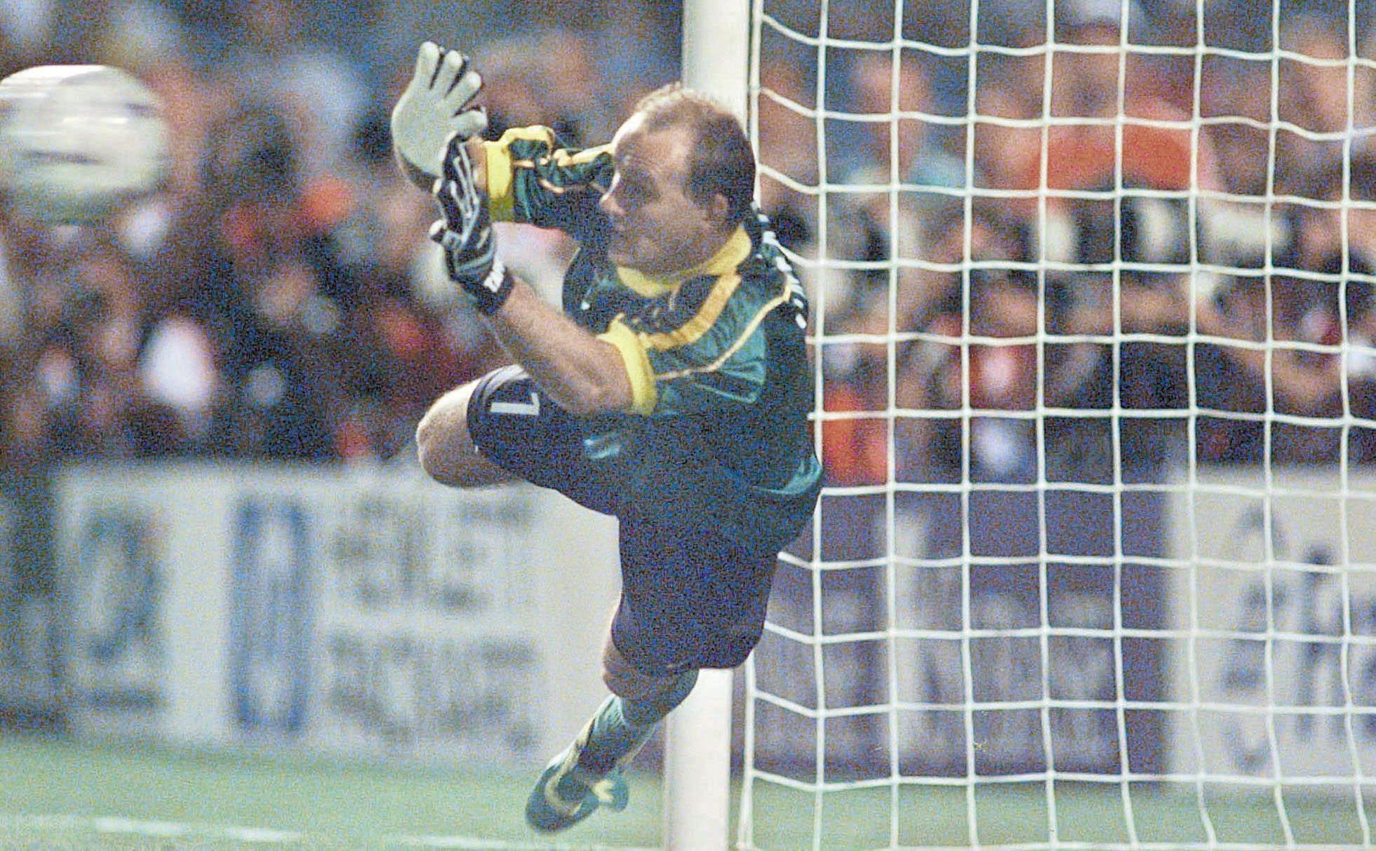 Taffarel é homenageado no Castelão: relembre a carreira do ex-goleiro ...