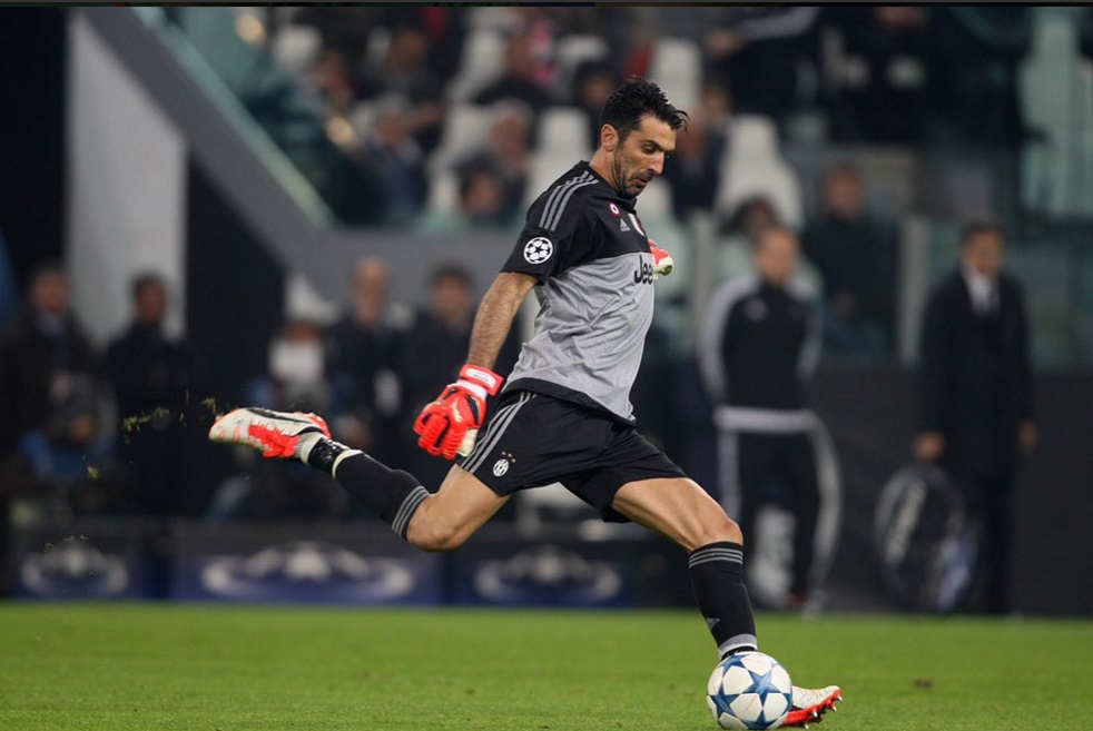 Ícone da seleção italiana, Buffon completa 20 anos de carreira - Gazeta ...