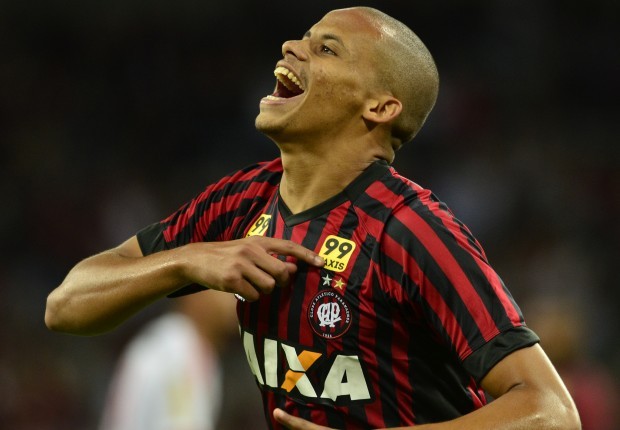 Cleberson comemora fase no Furacão com inéditos dois gols - Gazeta ...