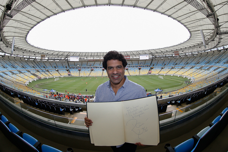 Raí assina Livro de Ouro do Maracanã e entra para a história do estádio ...