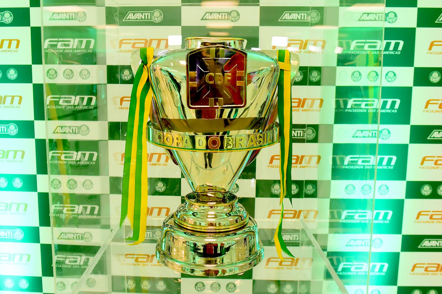 Exposição da Taça da Copa do Brasil - Gazeta Esportiva