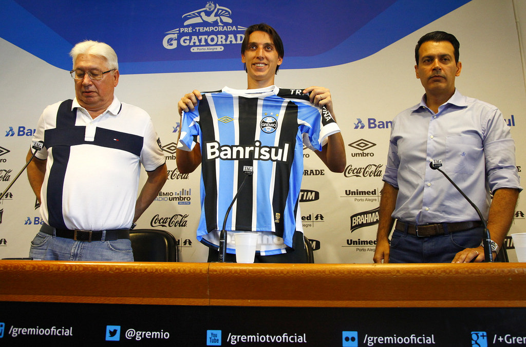 Geromel é apresentado após ser adquirido definitivamente pelo Grêmio ...
