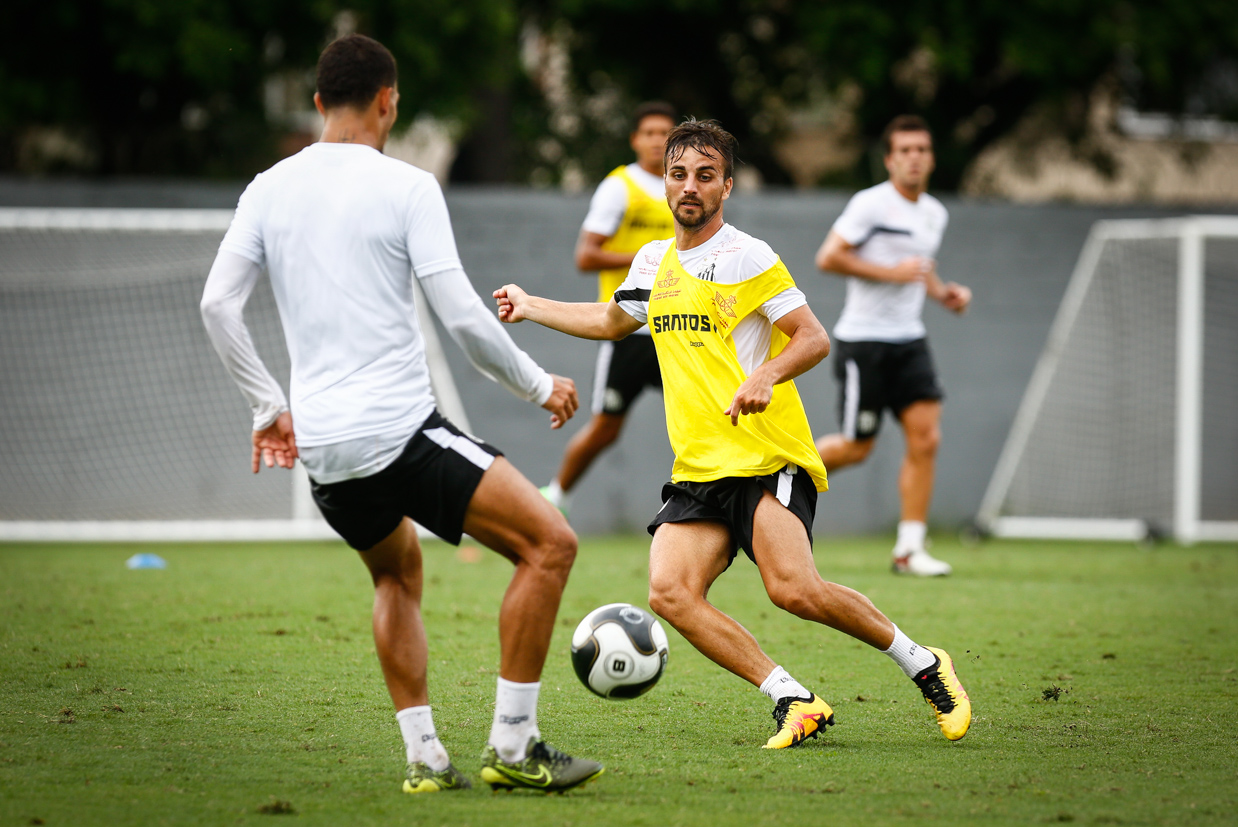 Rafael Longuine, Patito e Joel treinam entre os titulares no Peixe ...