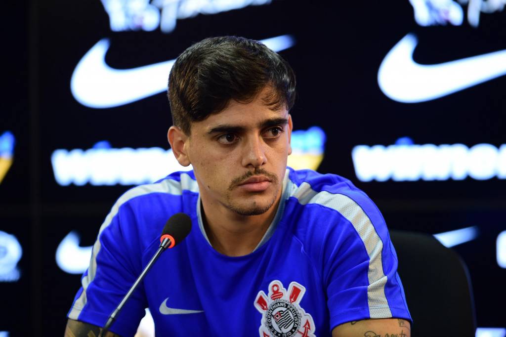 Fagner vê Corinthians jogando bem e evita comparações com time do hexa ...