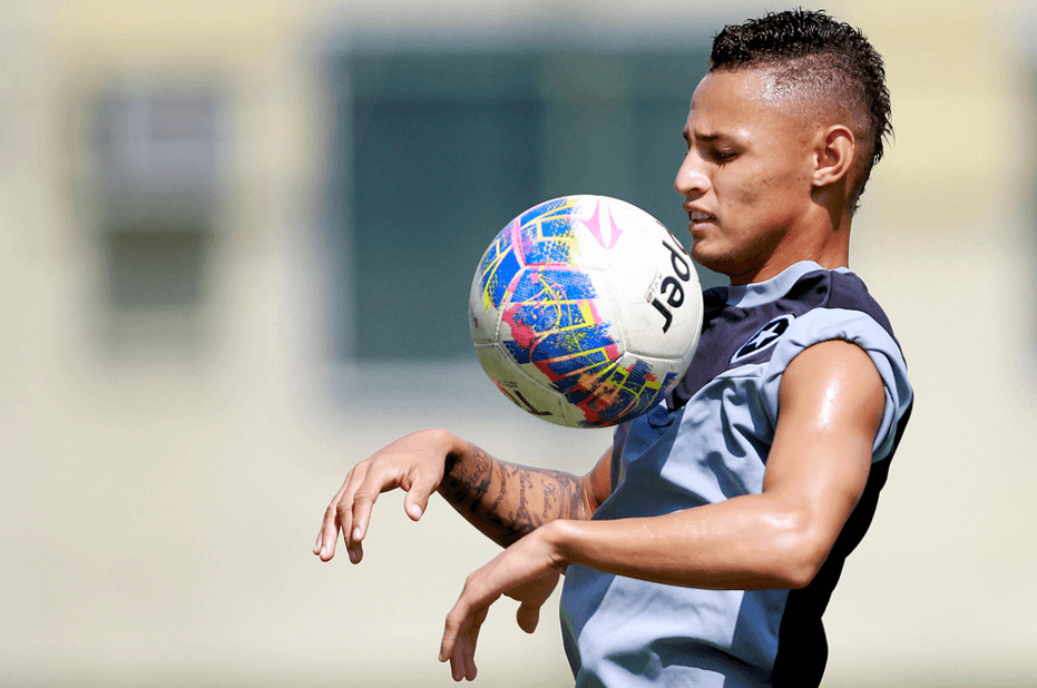 Neilton assusta em treino da manhã do Bota, mas não preocupa - Gazeta ...
