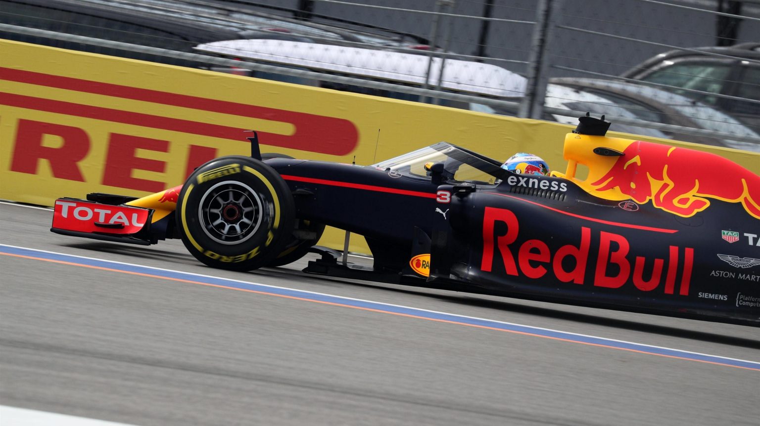 Piloto da Red Bull testa nova proteção de cockpit nos treinos de Sochi ...