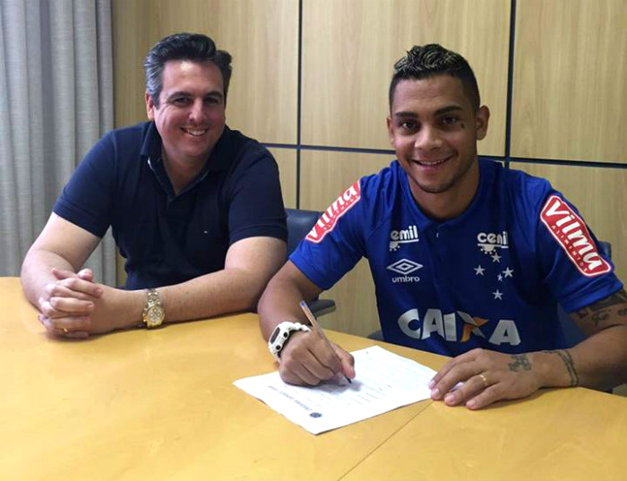 Lateral-esquerdo Bryan assina contrato de três anos com o Cruzeiro ...