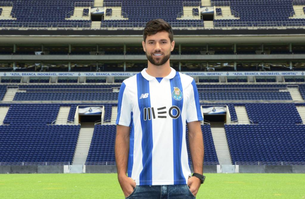 Felipe é apresentado oficialmente e posa com camisa do Porto - Gazeta ...