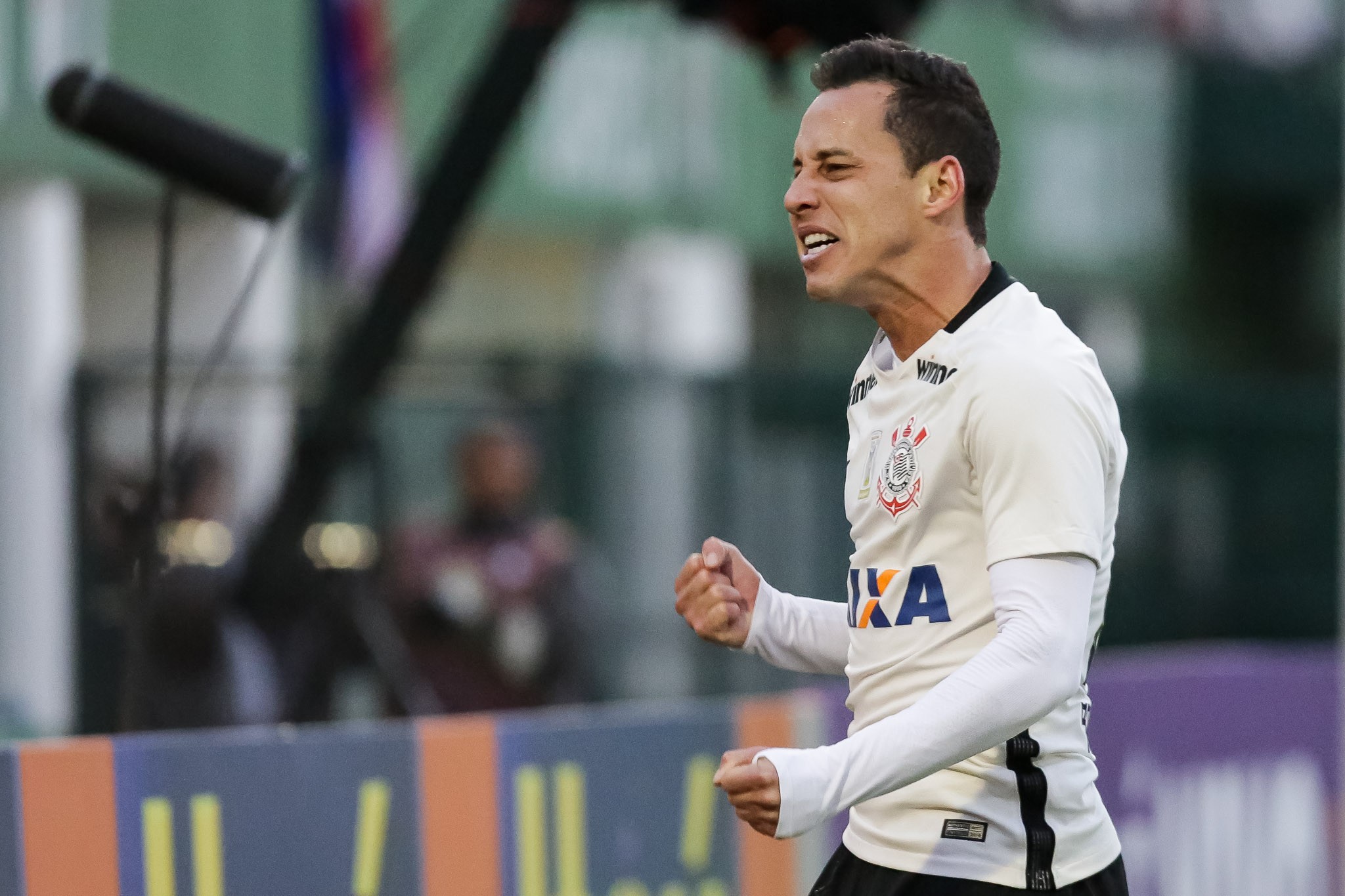 De criticado a líder: Rodriguinho vira referência no Corinthians ...