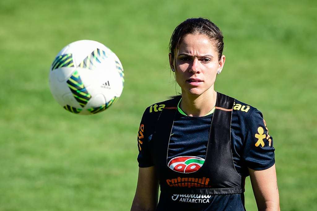 Zagueira da Seleção, Erika revela surpresa em convocação para o Rio ...