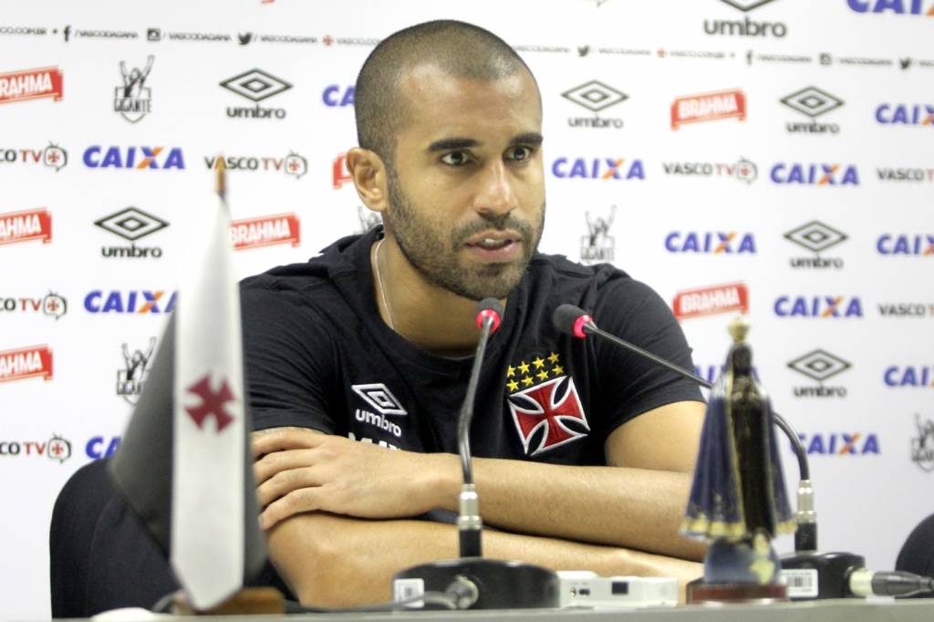 Júlio César torce por volta do atacante Riascos - Gazeta Esportiva