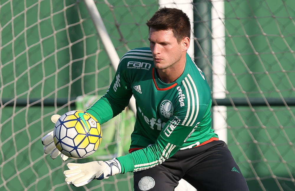 Titular, Vagner espera se firmar para substituir Prass após ...