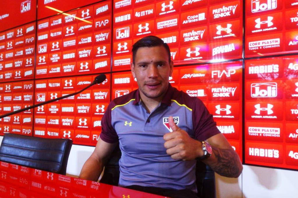 Falando pouco e fazendo gols, Chavez espera se adaptar rápido ao Brasil ...