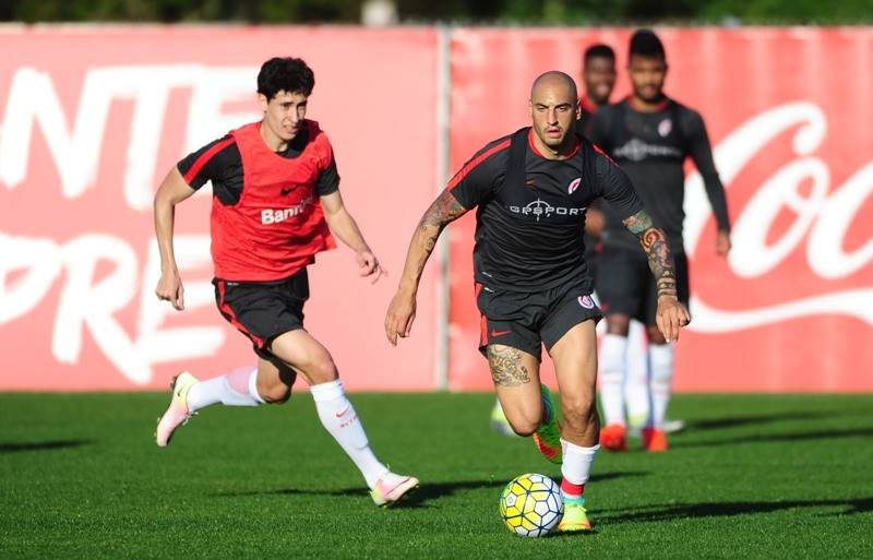 Sem Vitinho, Celso Roth encaminha equipe do Inter que enfrenta o Sport ...