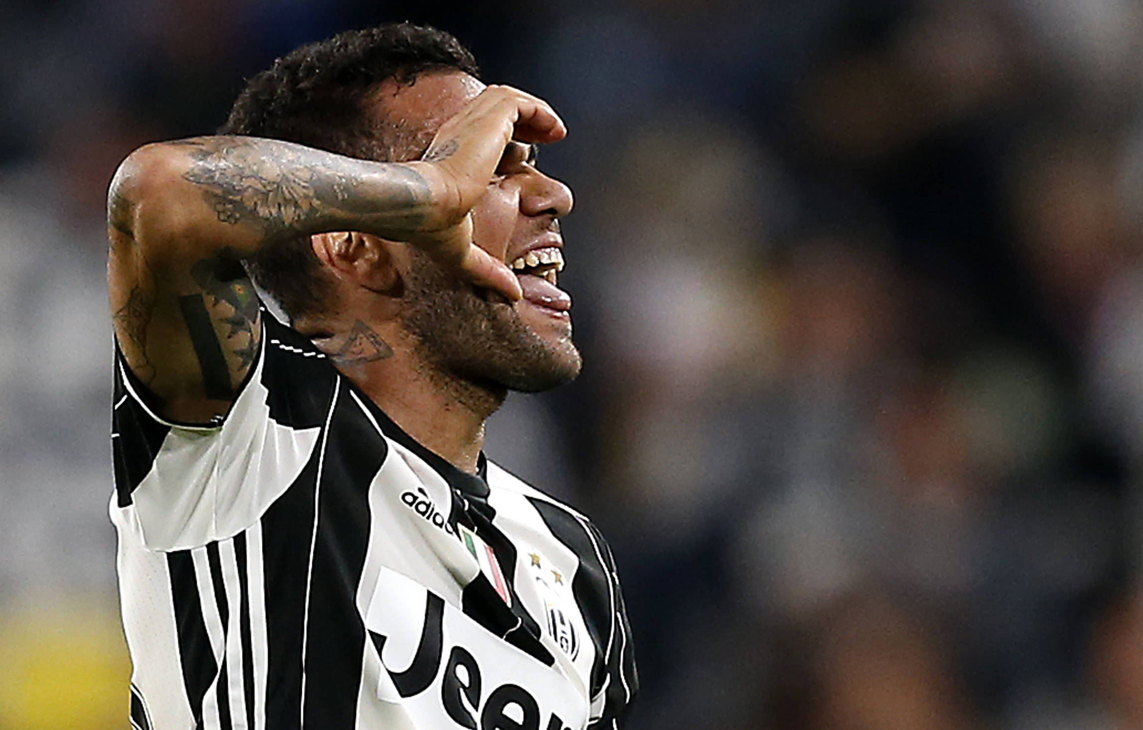 Com primeiro gol de Dani Alves na Itália, Juve vence e assume a ponta ...
