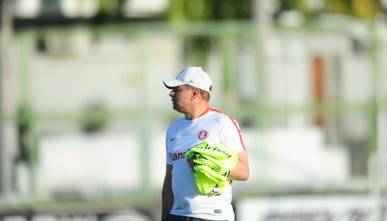 Celso Roth monta time misto com Alex improvisado na lateral esquerda ...