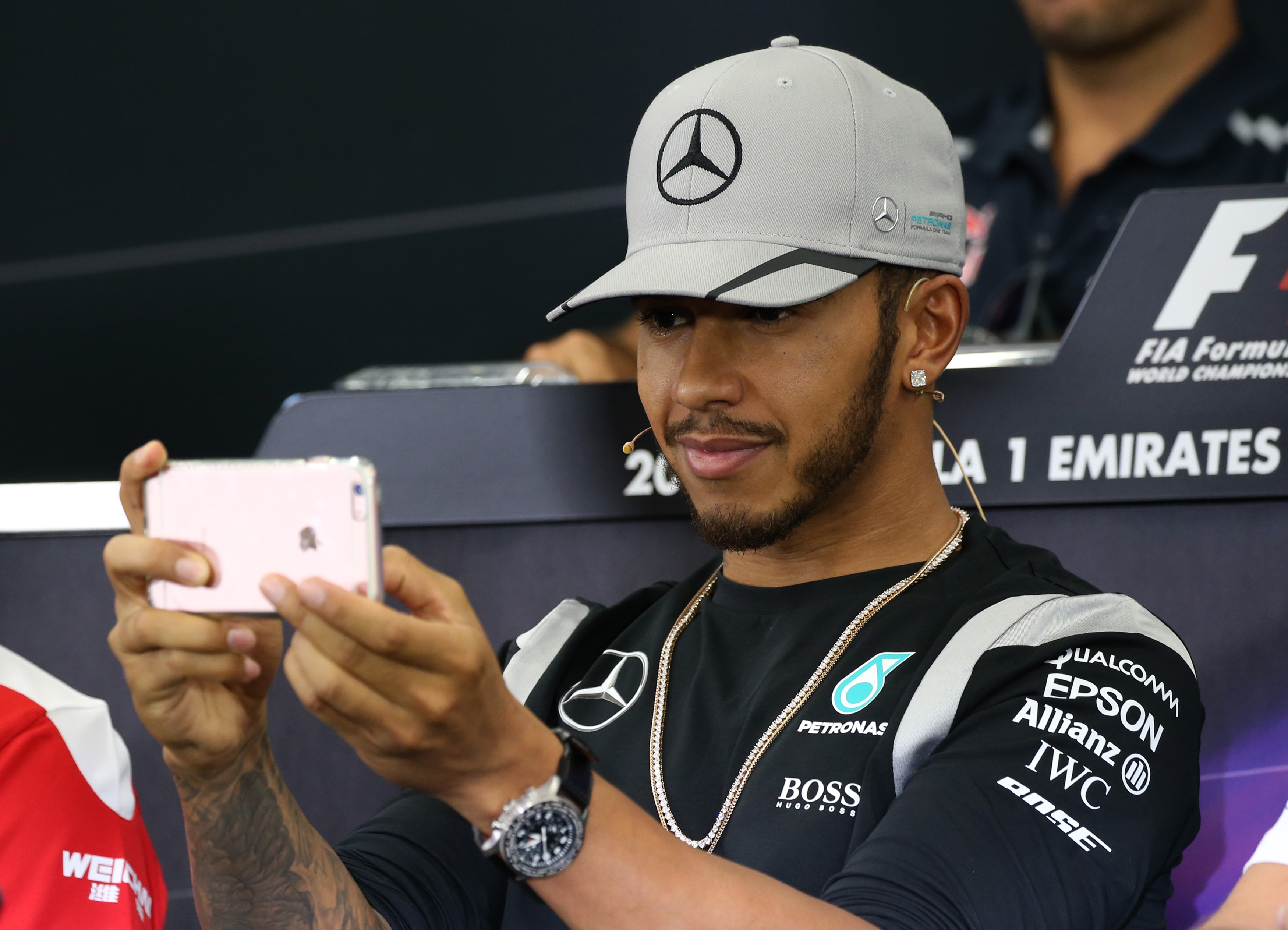 Hamilton se explica após uso do Snapchat durante coletiva em Suzuka ...