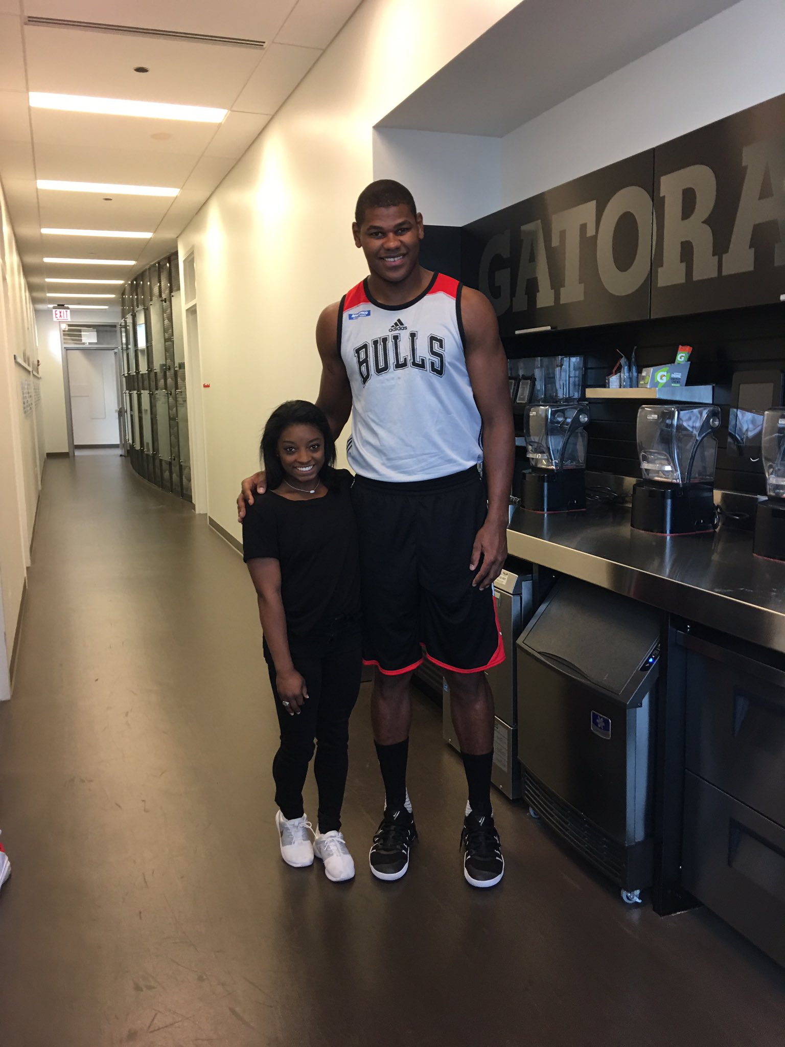 Simone Biles visita treino dos Bulls e posa com Felicio - Gazeta Esportiva