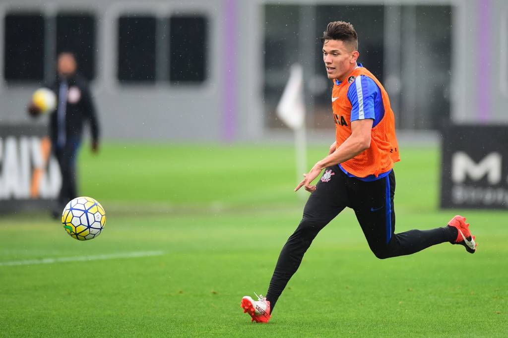 Vitor Bueno estranha falta de chances ao amigo Isaac no Corinthians ...