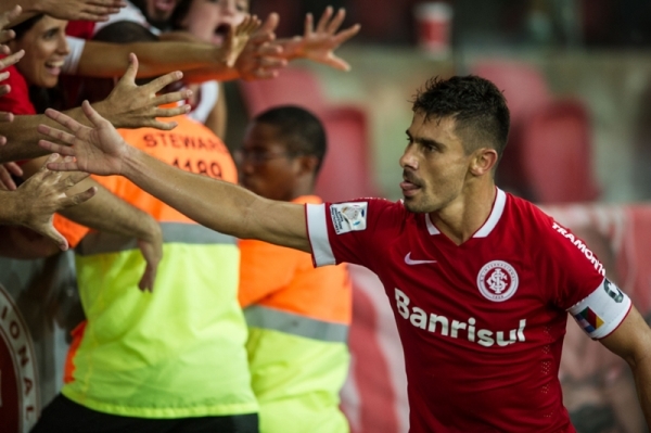 Alex deixa o Inter e encerra passagem de oito anos pelo Colorado ...