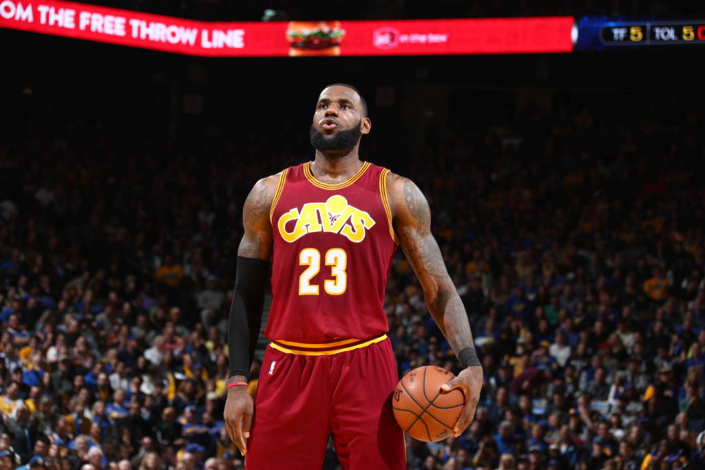 LeBron é o primeiro jogador a alcançar 20 mil pontos atuando pelos Cavs ...