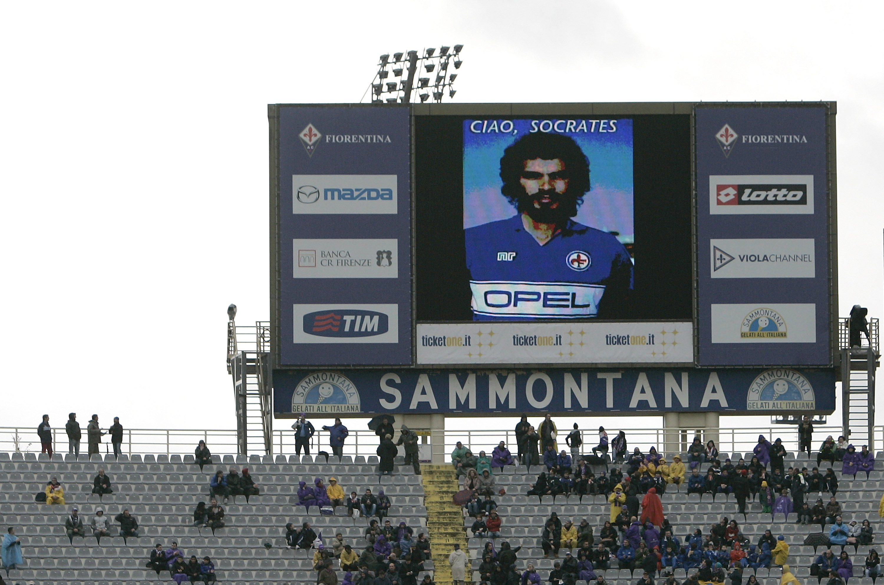 Sócrates completaria 63 anos; confira fotos da trajetória do Doutor ...