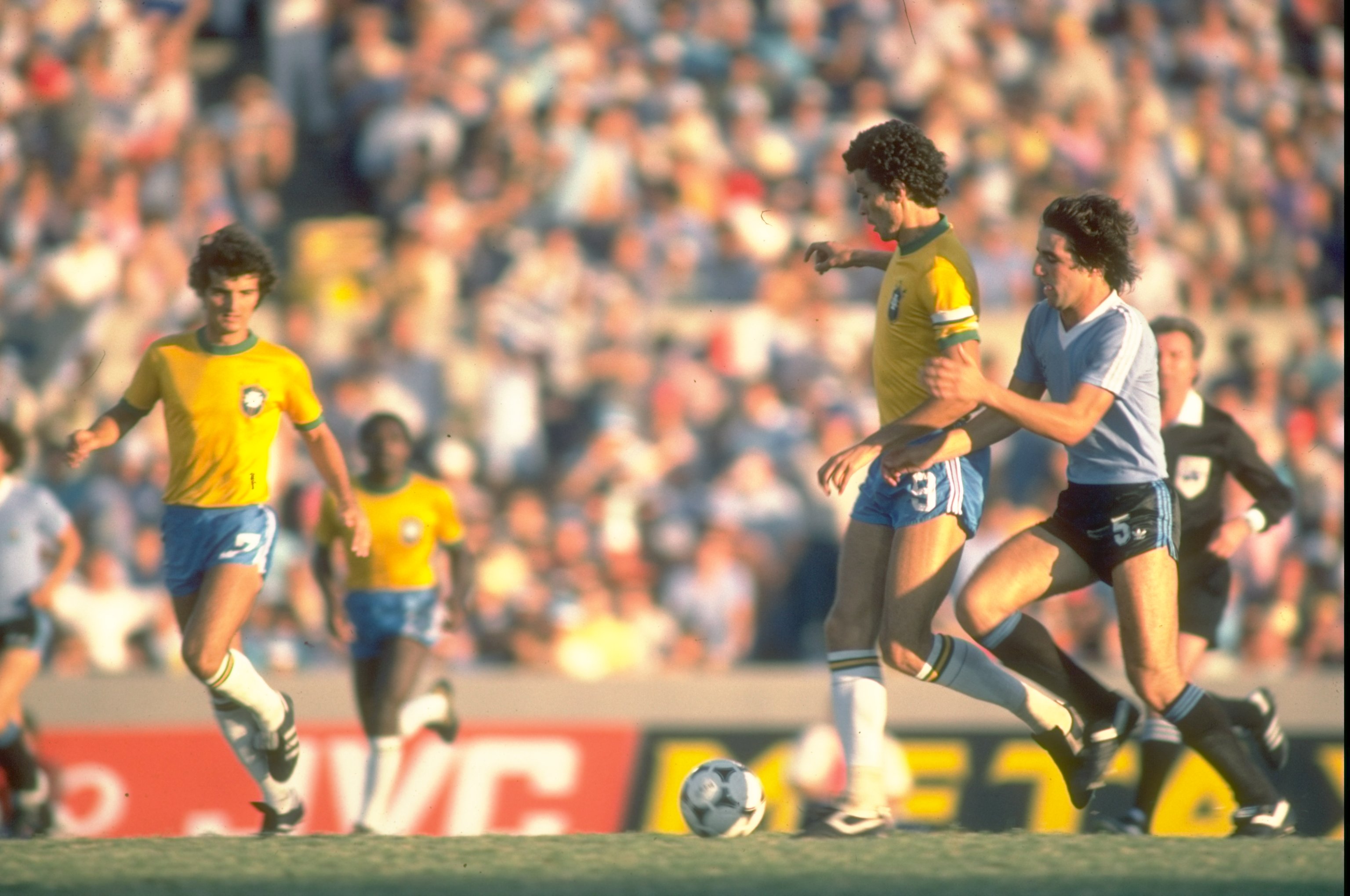 Sócrates completaria 63 anos; confira fotos da trajetória do Doutor ...