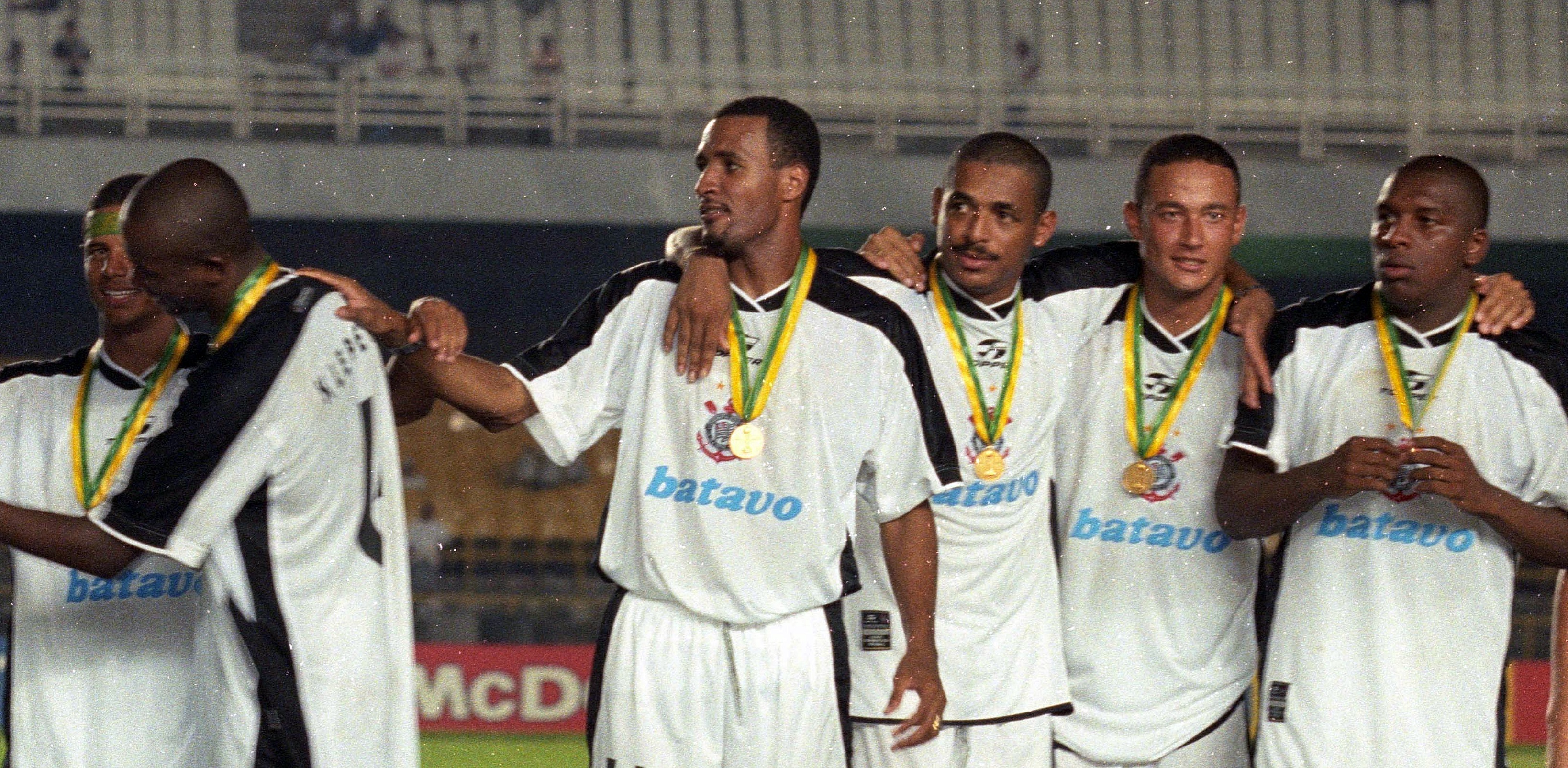 Ex-volante e comentarista Vampeta faz 46 anos: veja fotos! - Gazeta ...