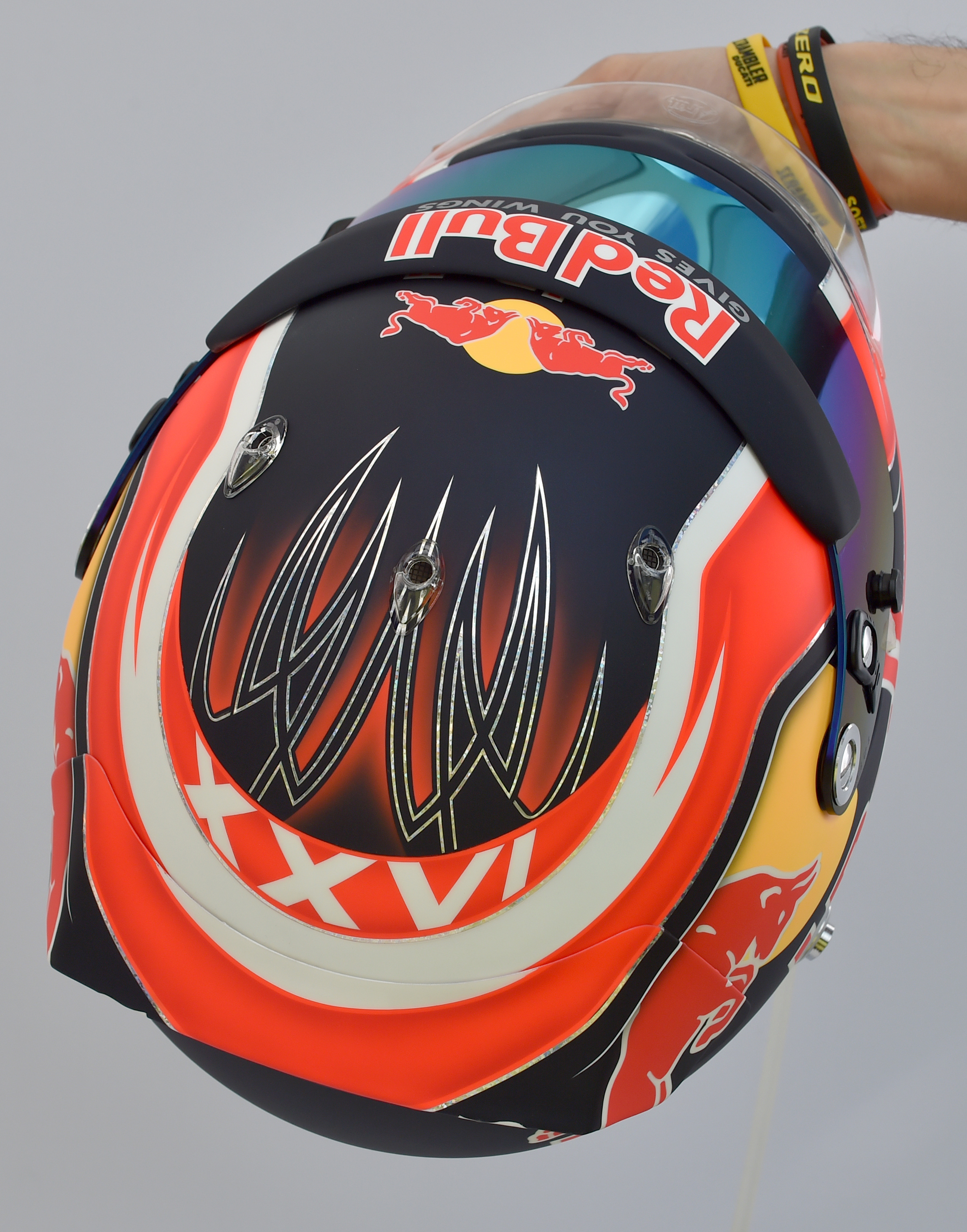 Confira os capacetes dos pilotos da temporada de 2017 da F1 - Gazeta ...