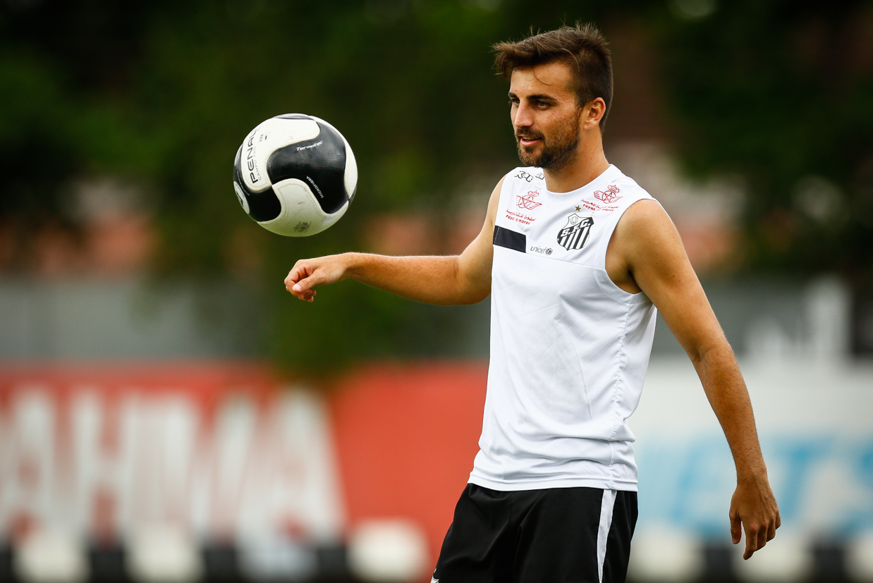 Rafael Longuine volta a treinar no Santos após tragédia familiar ...