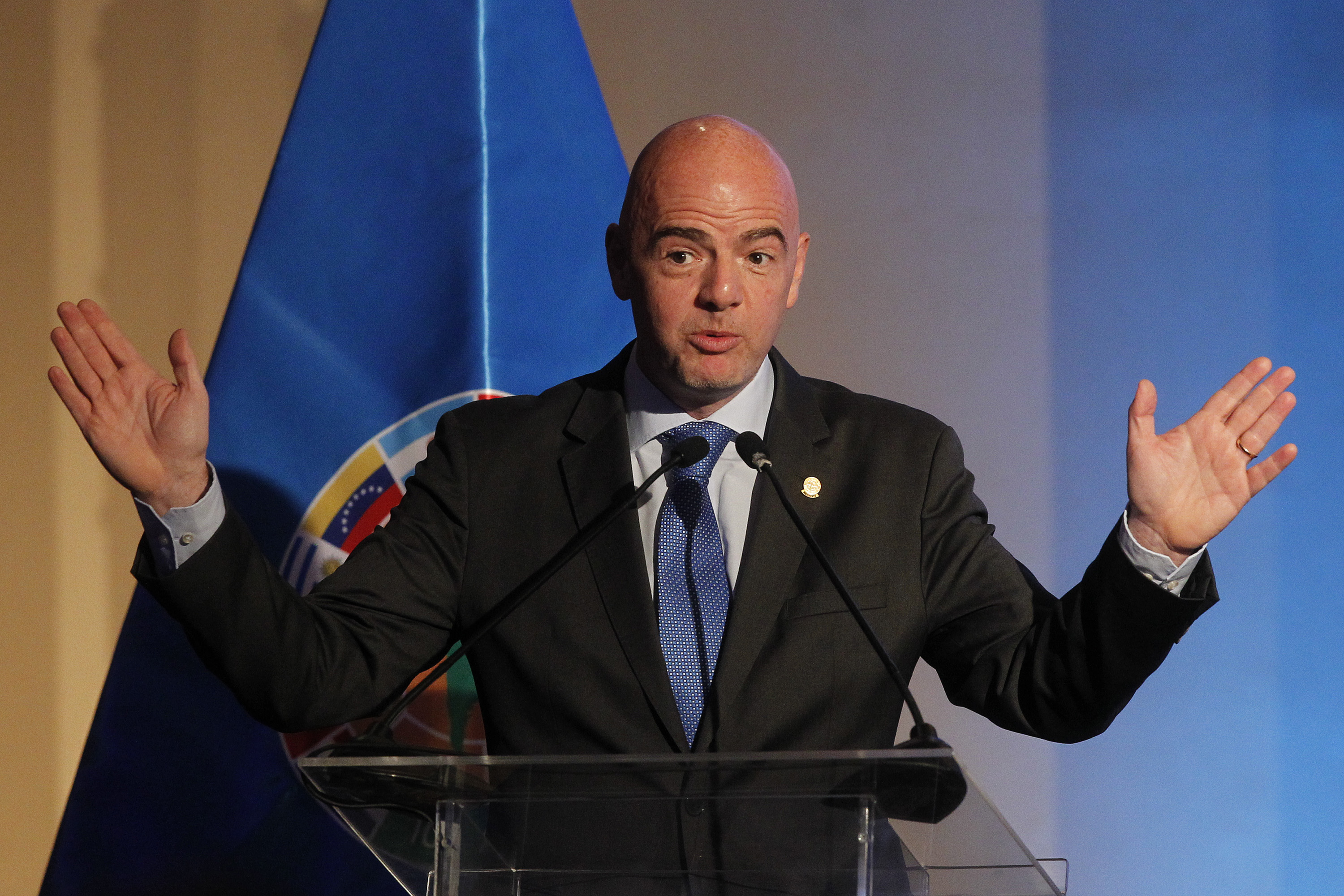 Presidente da Fifa está "extremamente feliz" com árbitro de vídeo ...