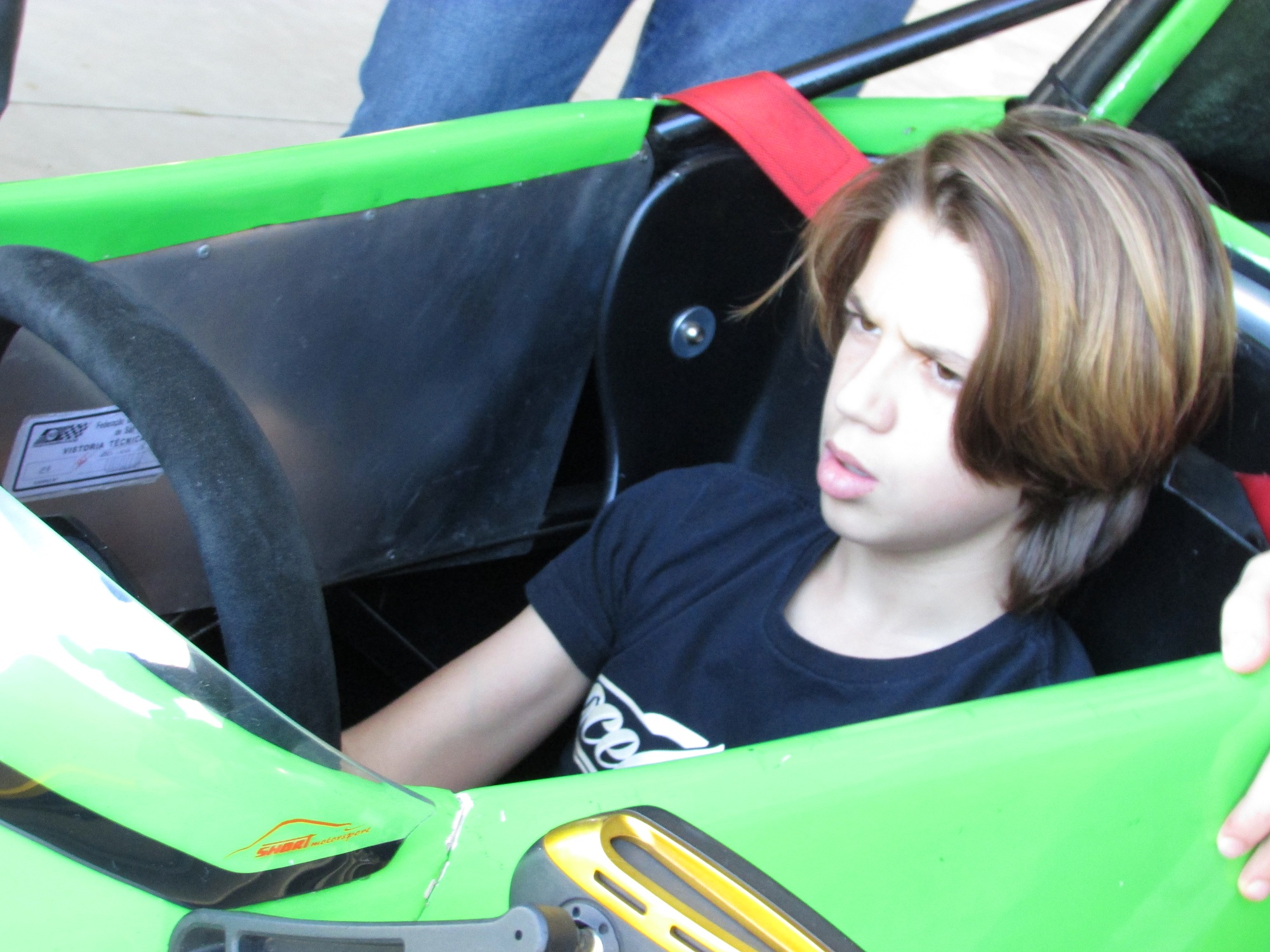 Confira imagens do filho de Rubinho Barrichello pilotando carro de ...