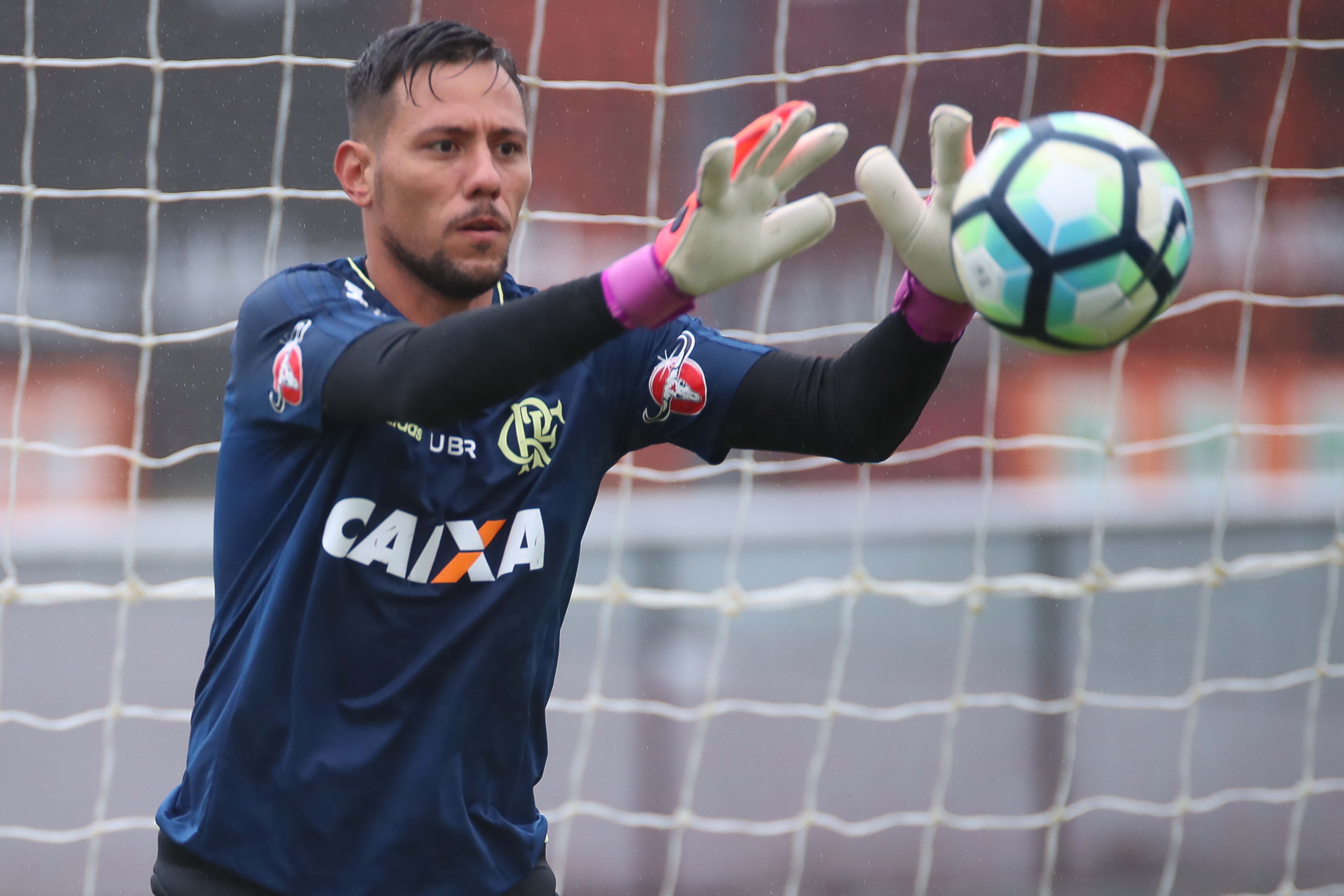 Diego Alves aparece no BID e expectativa por estreia cresce - Gazeta ...