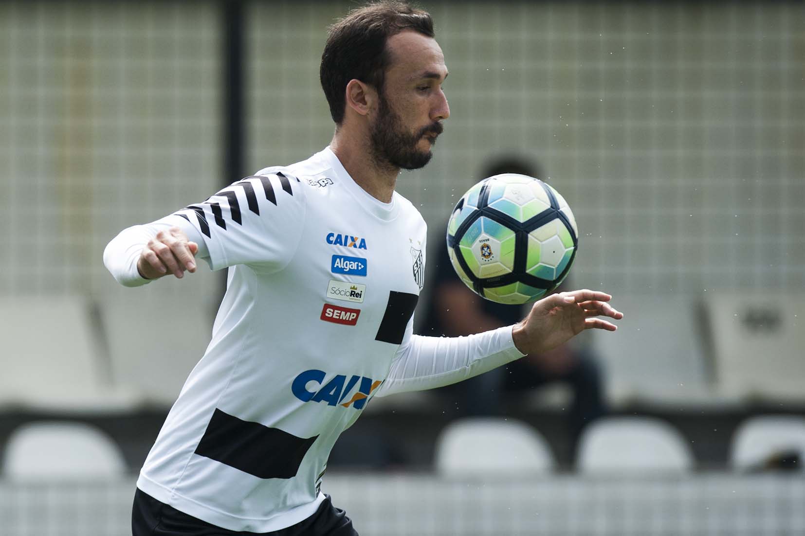 Titular, Thiago Ribeiro ganha chance para provar seu valor no Santos ...